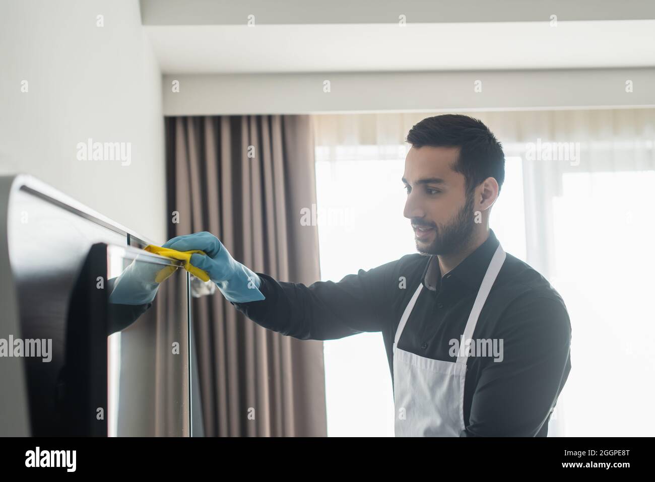 Man television reception hi-res stock photography and images - Alamy