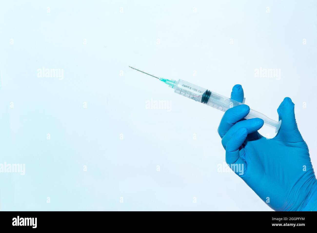 hand holding a syringe Stock Photo - Alamy
