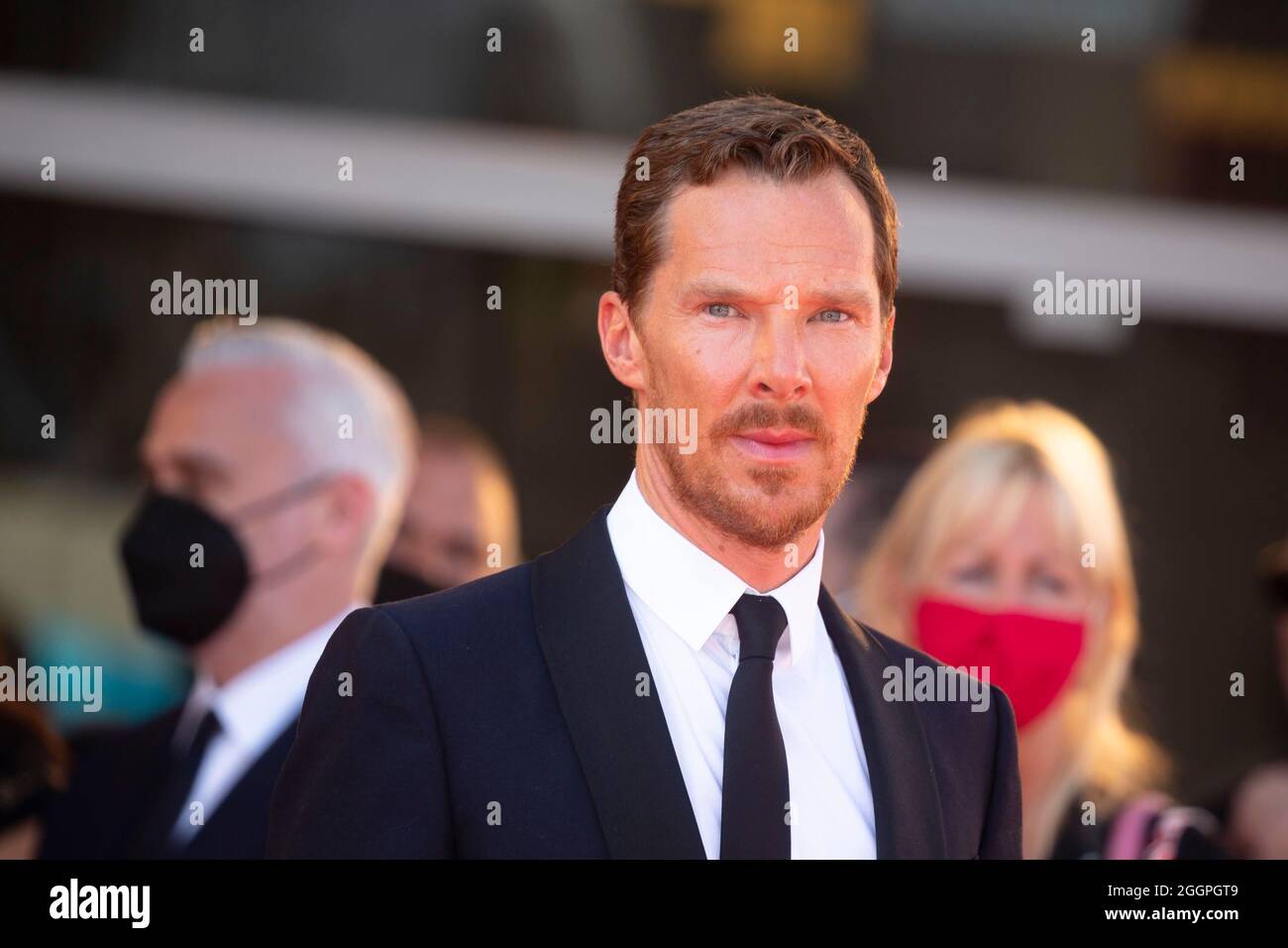Benedict Cumberbatch poses at the premiere of 'The Power of the Dog ...