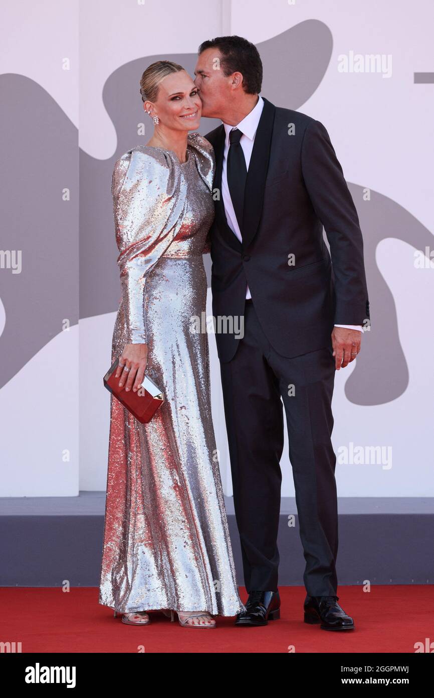 Molly Sims, Scott Stuber walking the red carpet for the premiere ...