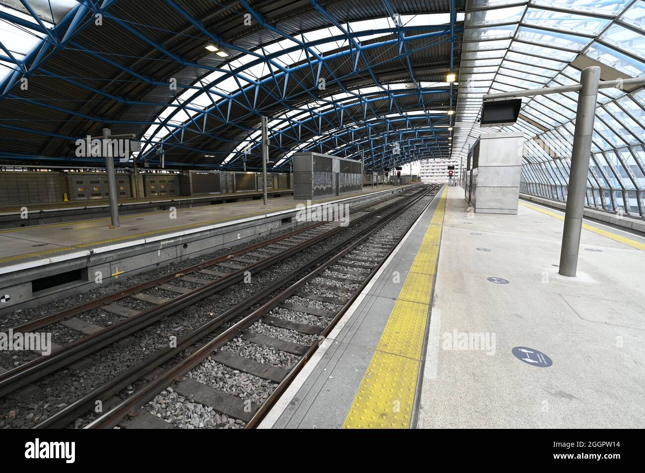The station platforms of London Waterloo station Stock Photo - Alamy