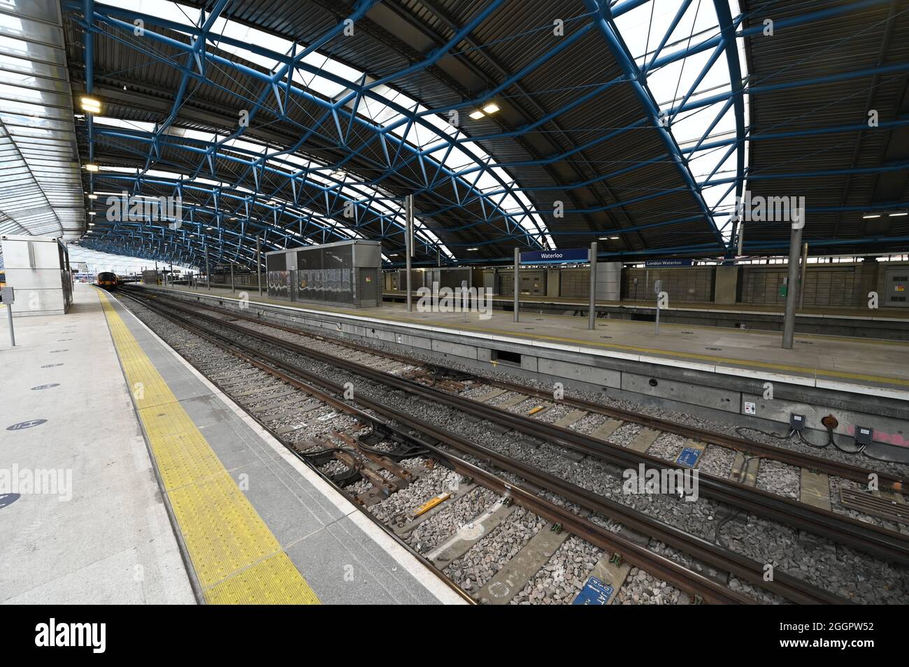 The station platforms of London Waterloo station Stock Photo - Alamy