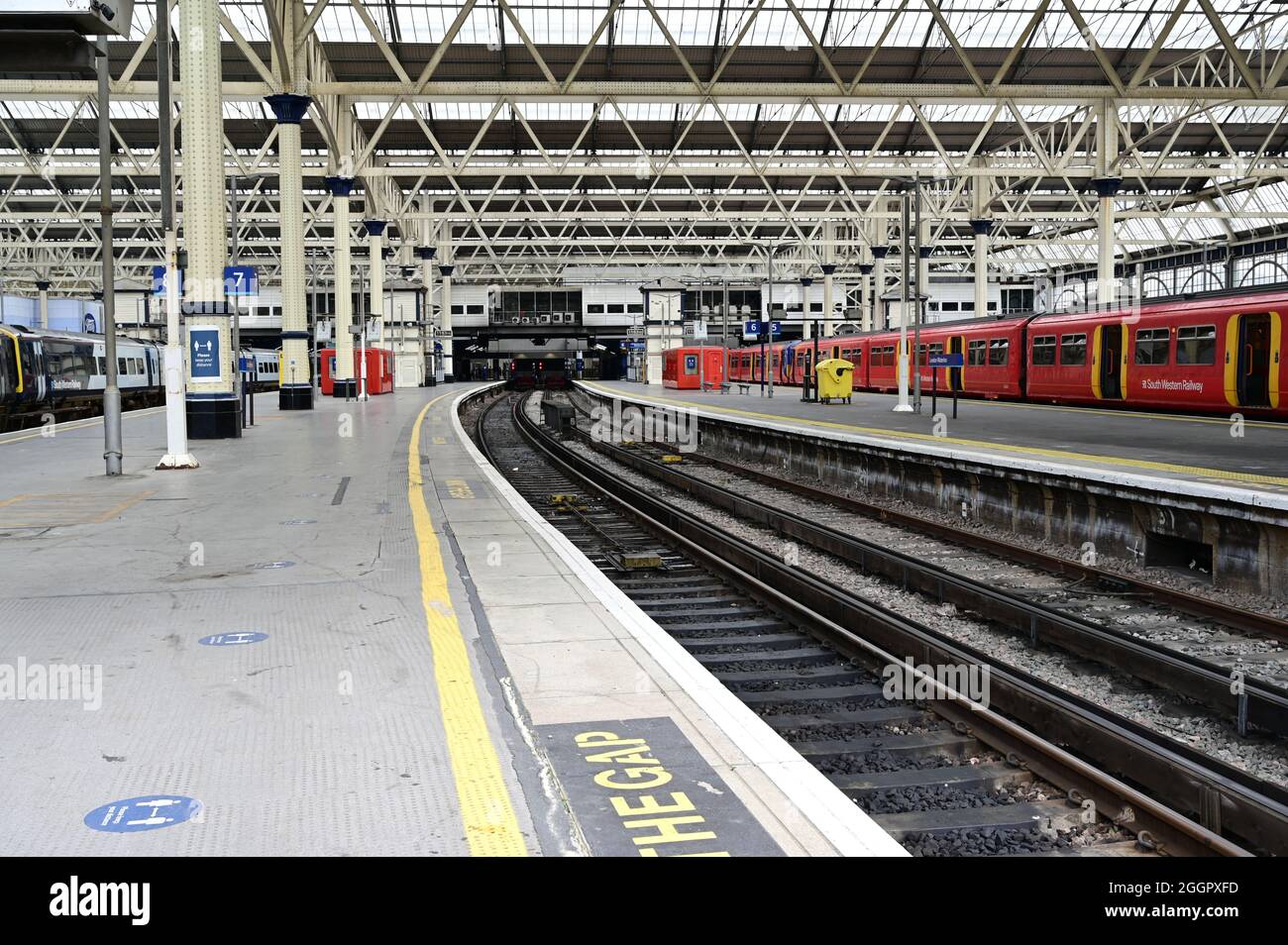 The station platforms of London Waterloo station Stock Photo - Alamy