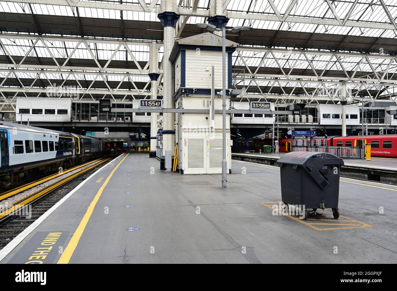 The station platforms of London Waterloo station Stock Photo - Alamy