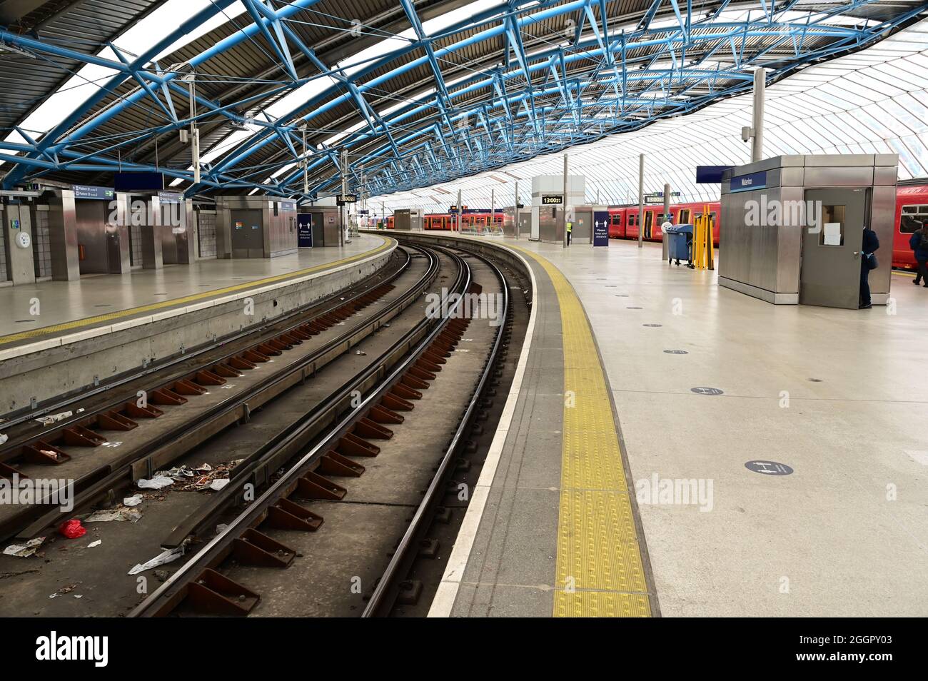 The inside of London Waterloo station Stock Photo - Alamy
