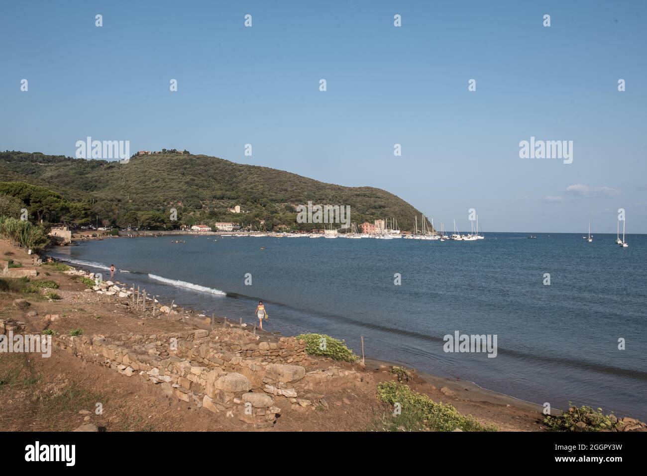 Baratti beach.Etruscan vestiges Stock Photo - Alamy