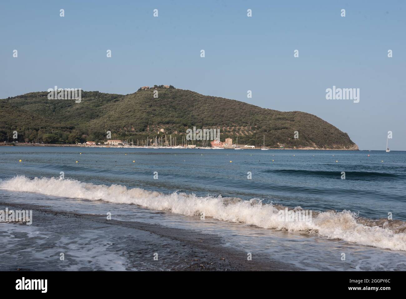 Baratti, Piombino, Livorno. Baratti beach in the morning Stock Photo ...