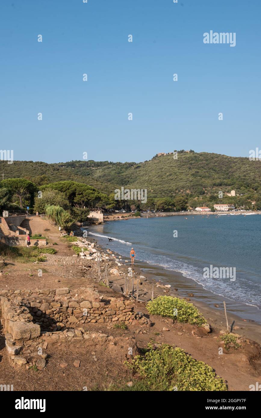 Baratti beach.Etruscan vestiges Stock Photo - Alamy