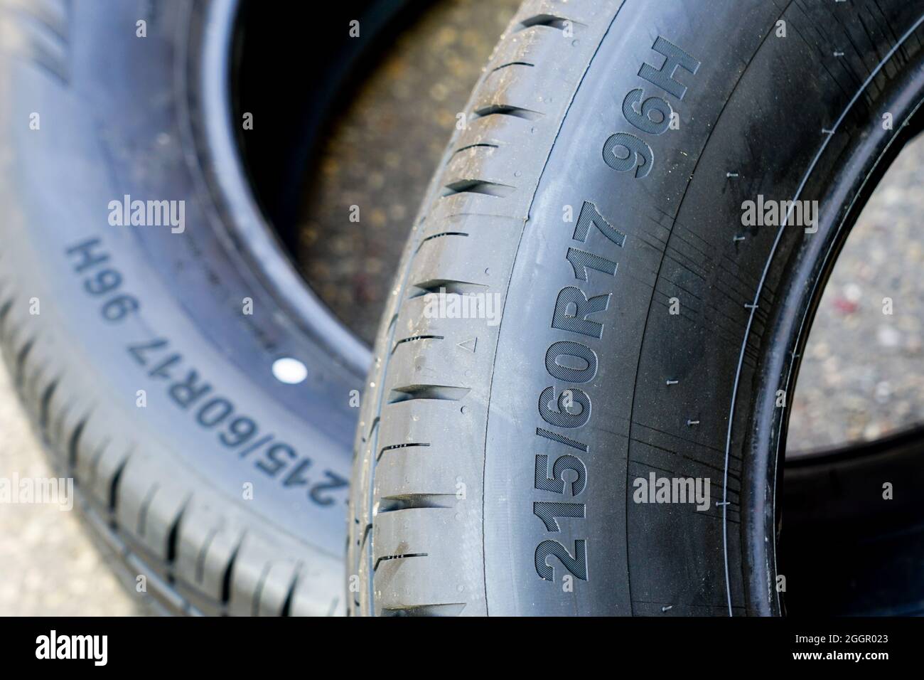 Side view of new tire with tire width, height and wheel diameter ...