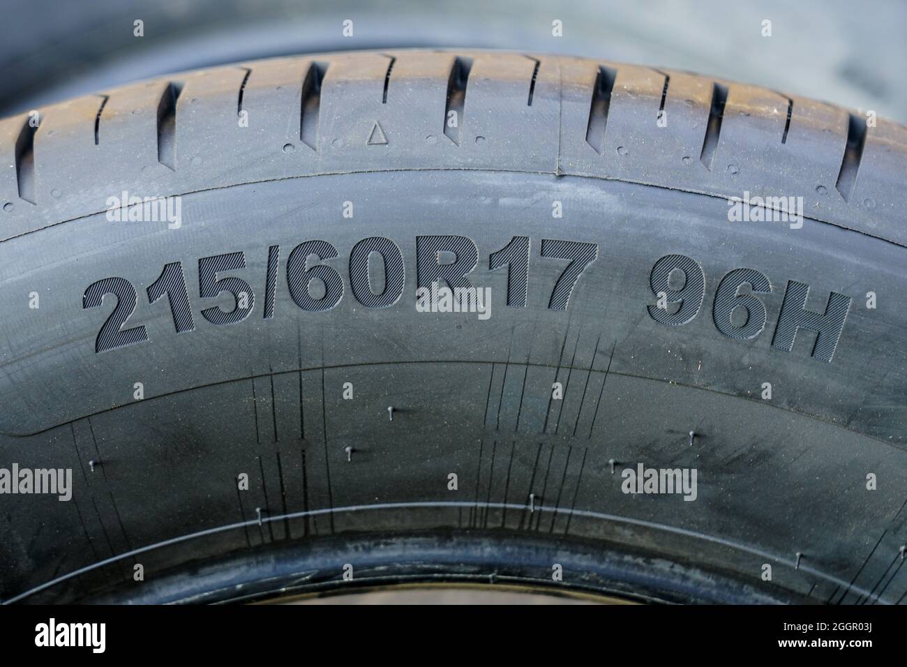 Side view of new tire with tire width, height and wheel diameter ...