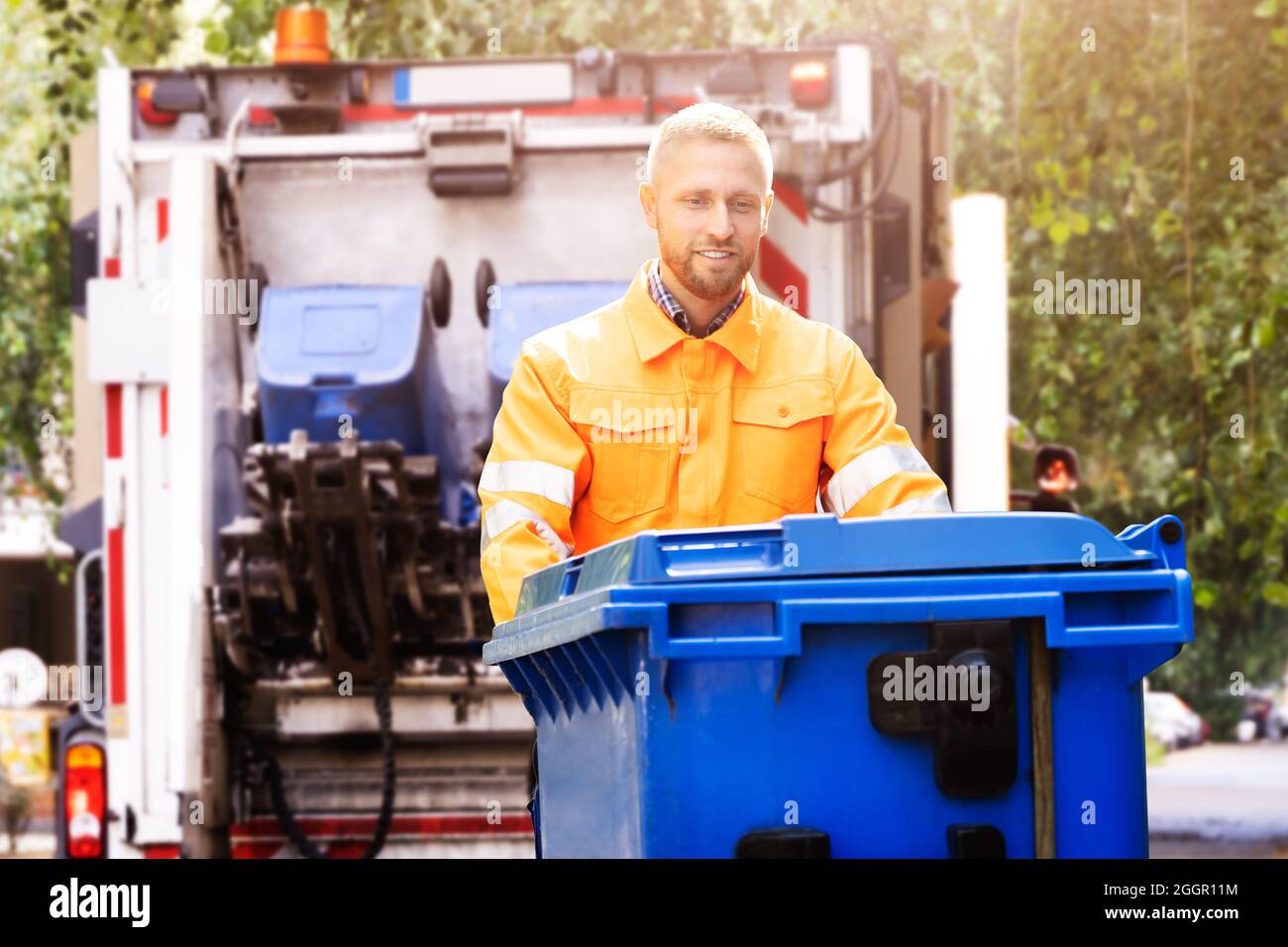 Garbage truck man hi-res stock photography and images - Alamy