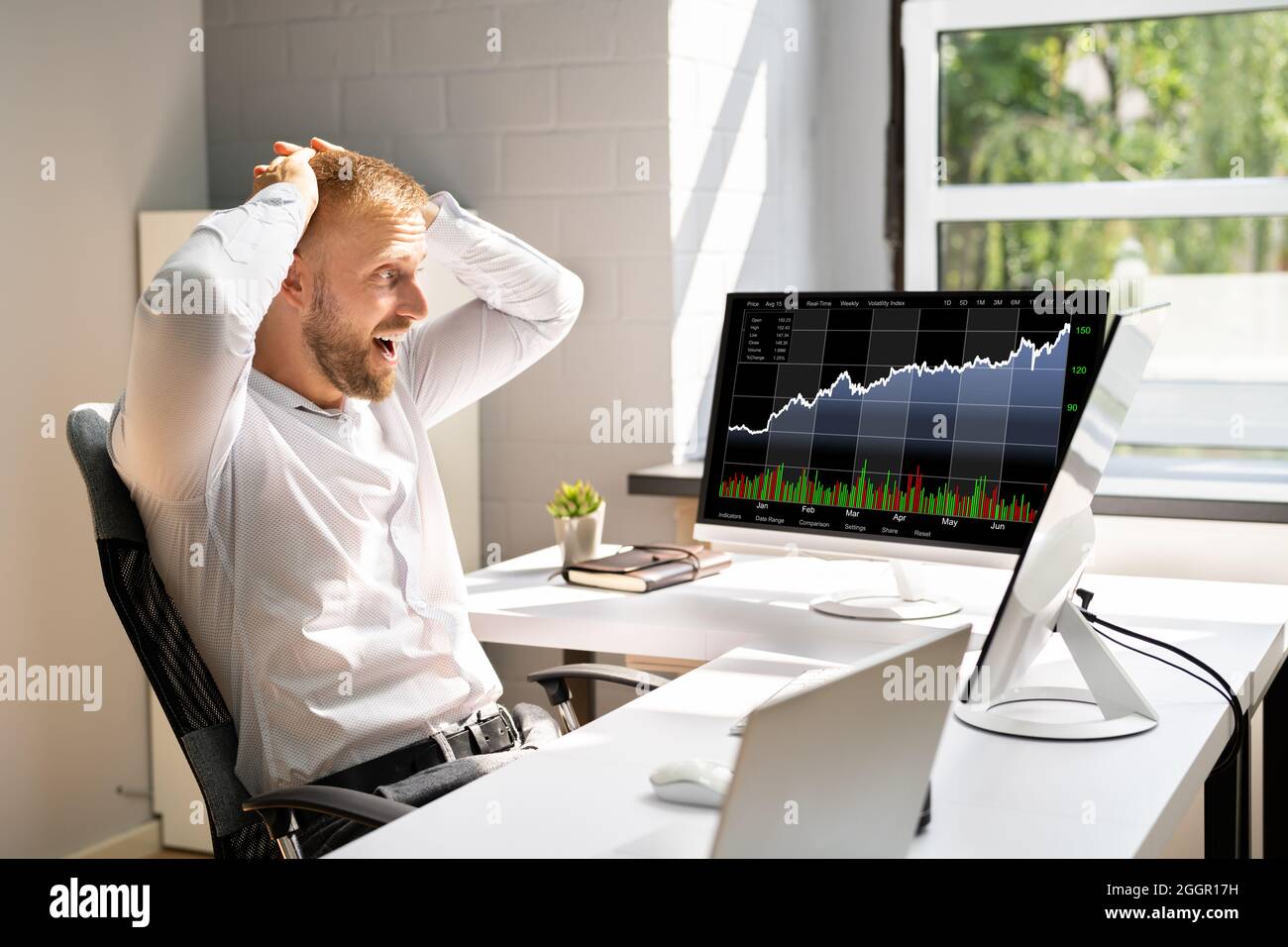 Stock exchange screens hi-res stock photography and images - Alamy