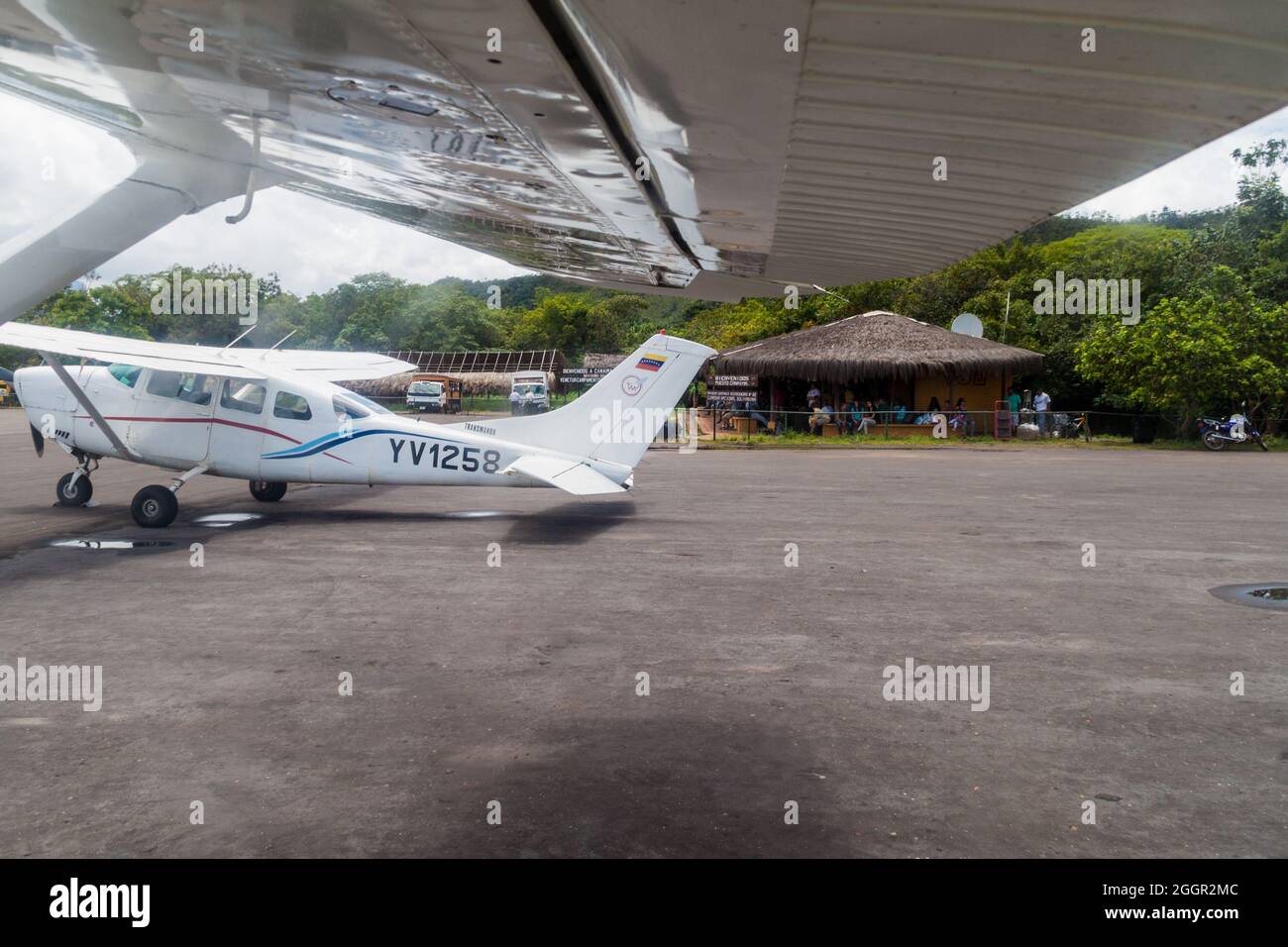 Aiplanes in flight hi-res stock photography and images - Alamy