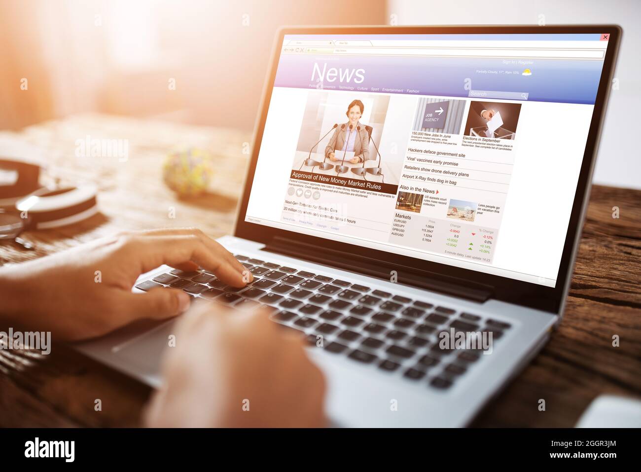 News Media Article Online On Laptop Computer Stock Photo - Alamy