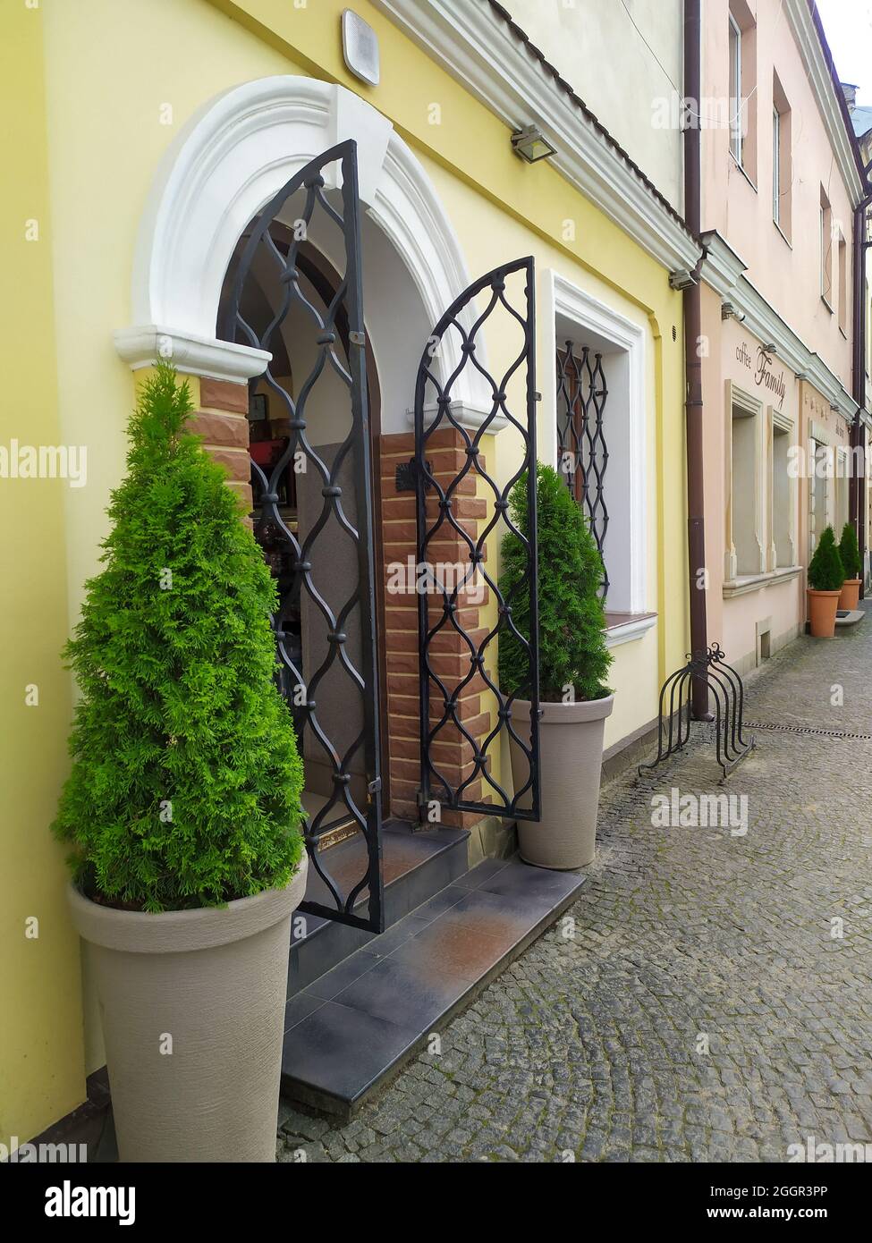 Entrance door with window into café hi-res stock photography and images ...