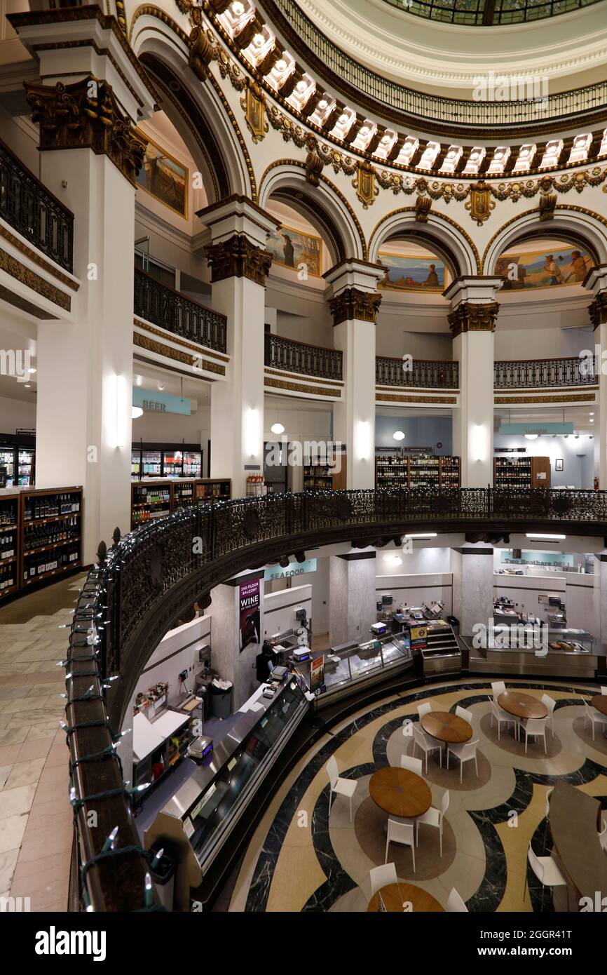 Downtown cleveland grocery store hi-res stock photography and images ...