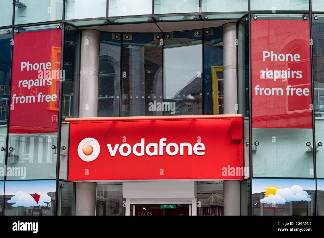 Vodafone store sign hi-res stock photography and images - Alamy