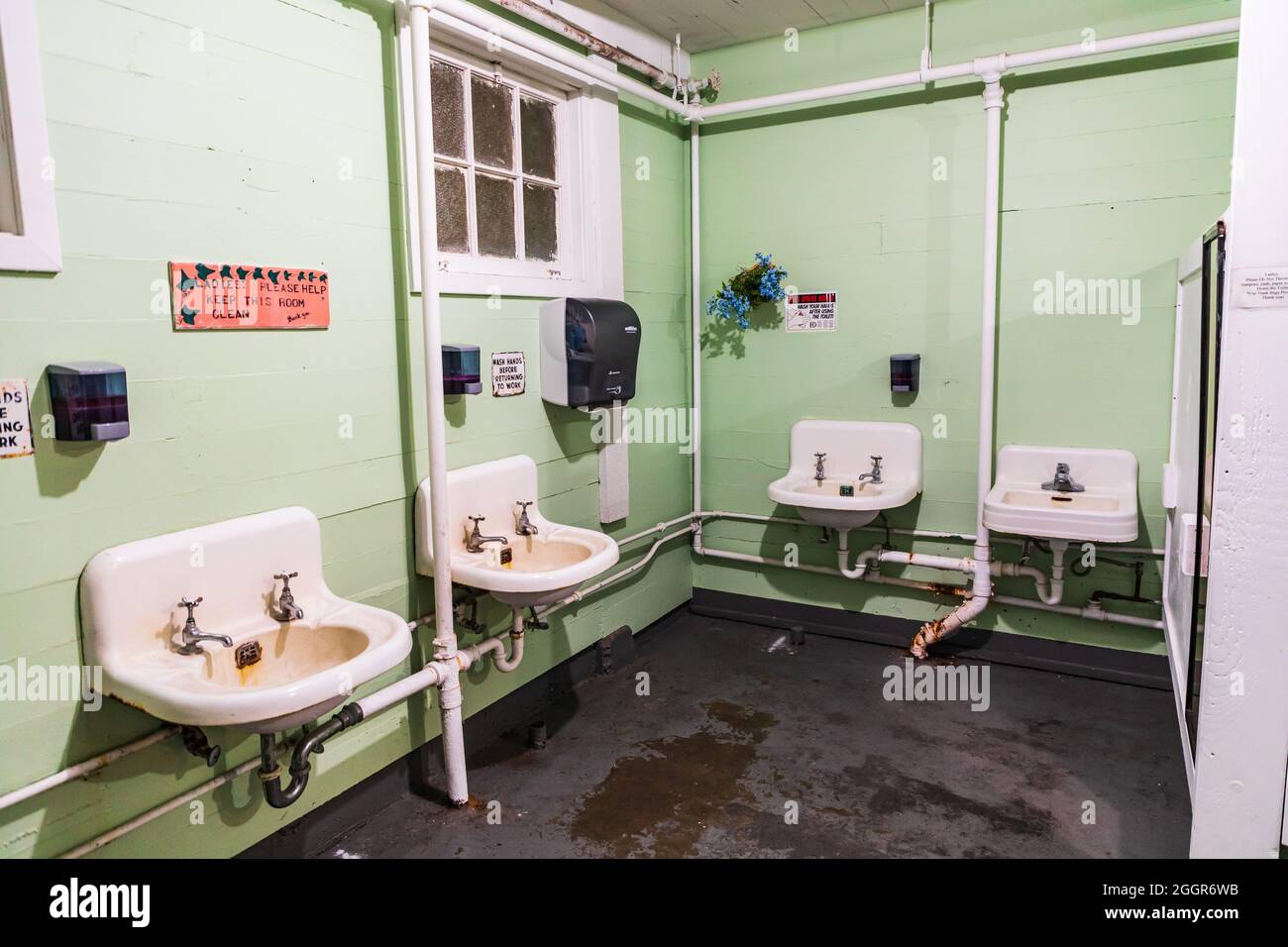 Astoria, Oregon, USA. May 6, 2021. Sinks in a vintage looking ladies ...