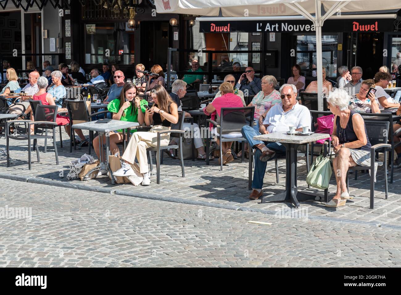 Restaurant terraces in square hi-res stock photography and images - Alamy