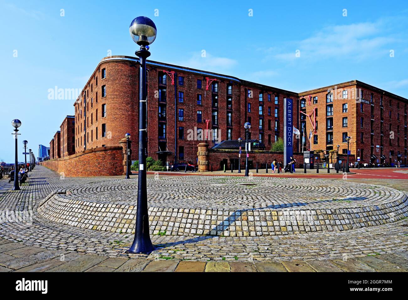 White buildings albert dock hi-res stock photography and images - Alamy