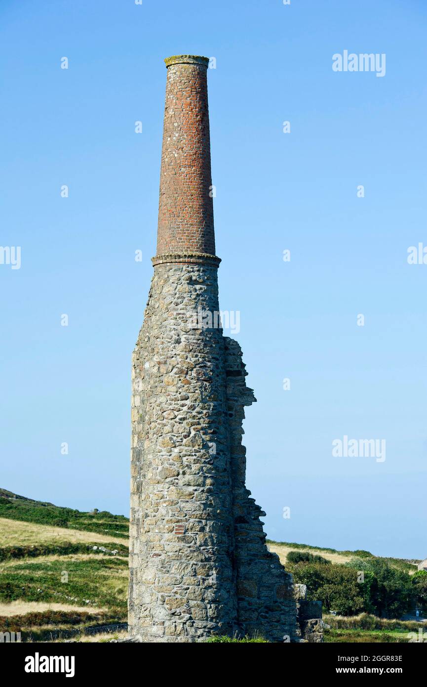 Old mine buildings near Bosigran Cliff, Cornwall, England Stock Photo ...