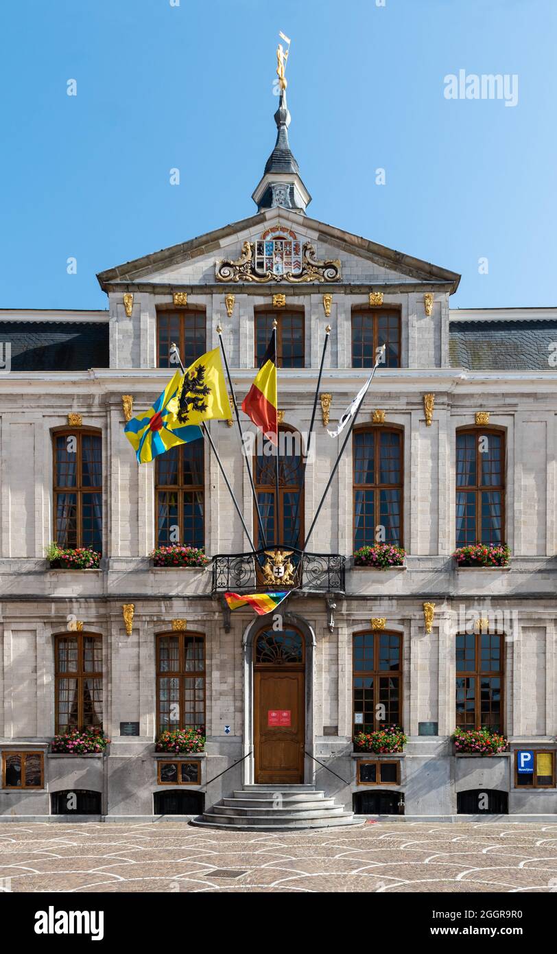 Classic town hall hi-res stock photography and images - Alamy