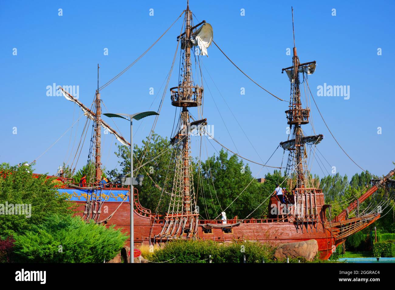Medieval pirate ship hi-res stock photography and images - Alamy