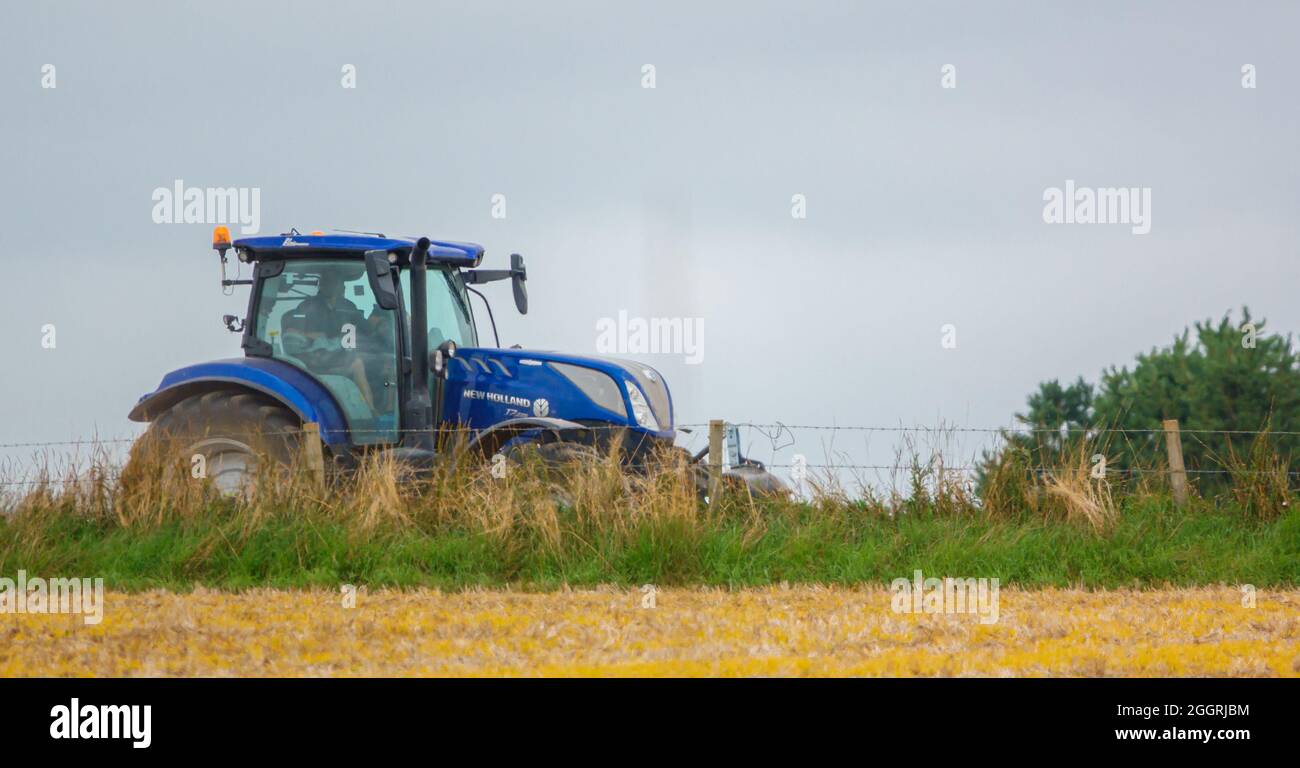 New Holland T7 225 tractor in action Stock Photo - Alamy