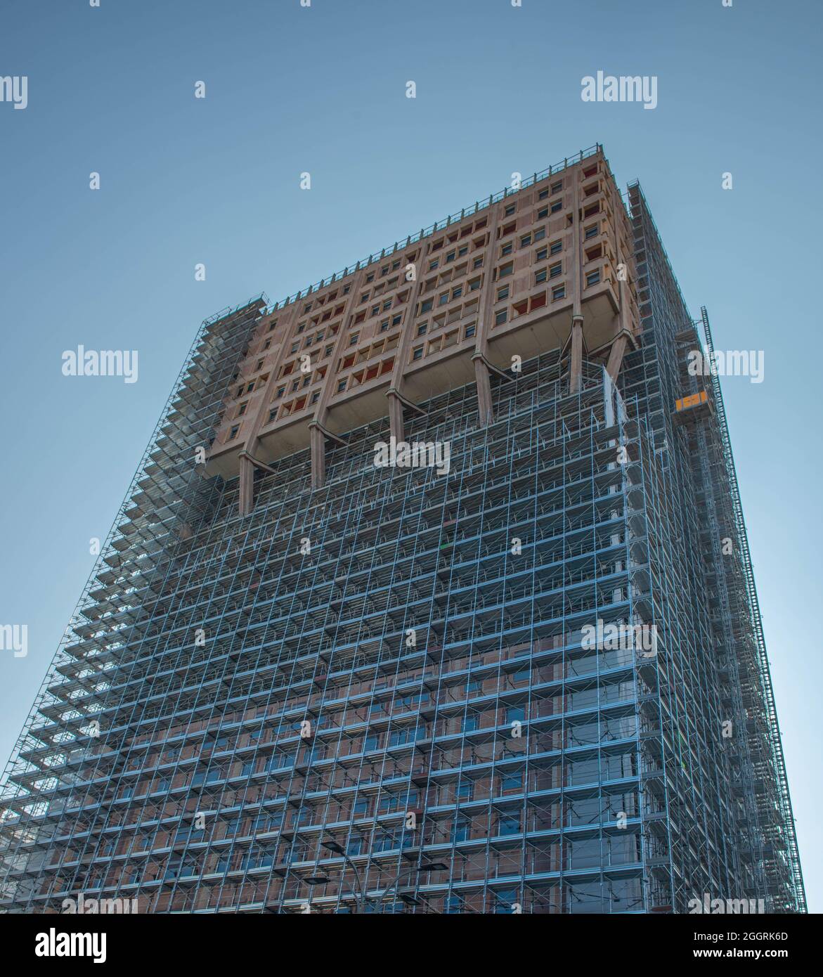 Metal scaffolding for skyscraper renovation Stock Photo - Alamy
