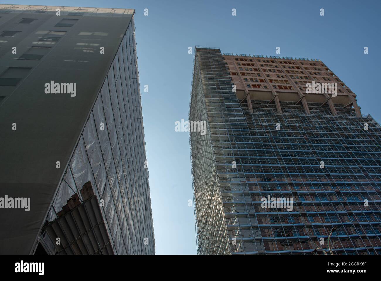 Metal scaffolding for skyscraper renovation Stock Photo - Alamy