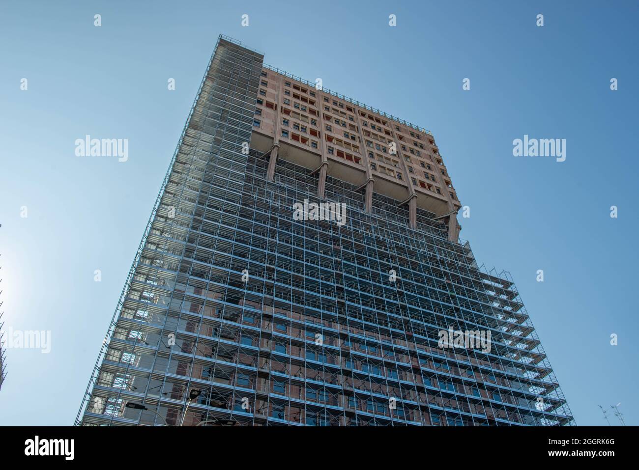 Metal scaffolding for skyscraper renovation Stock Photo - Alamy