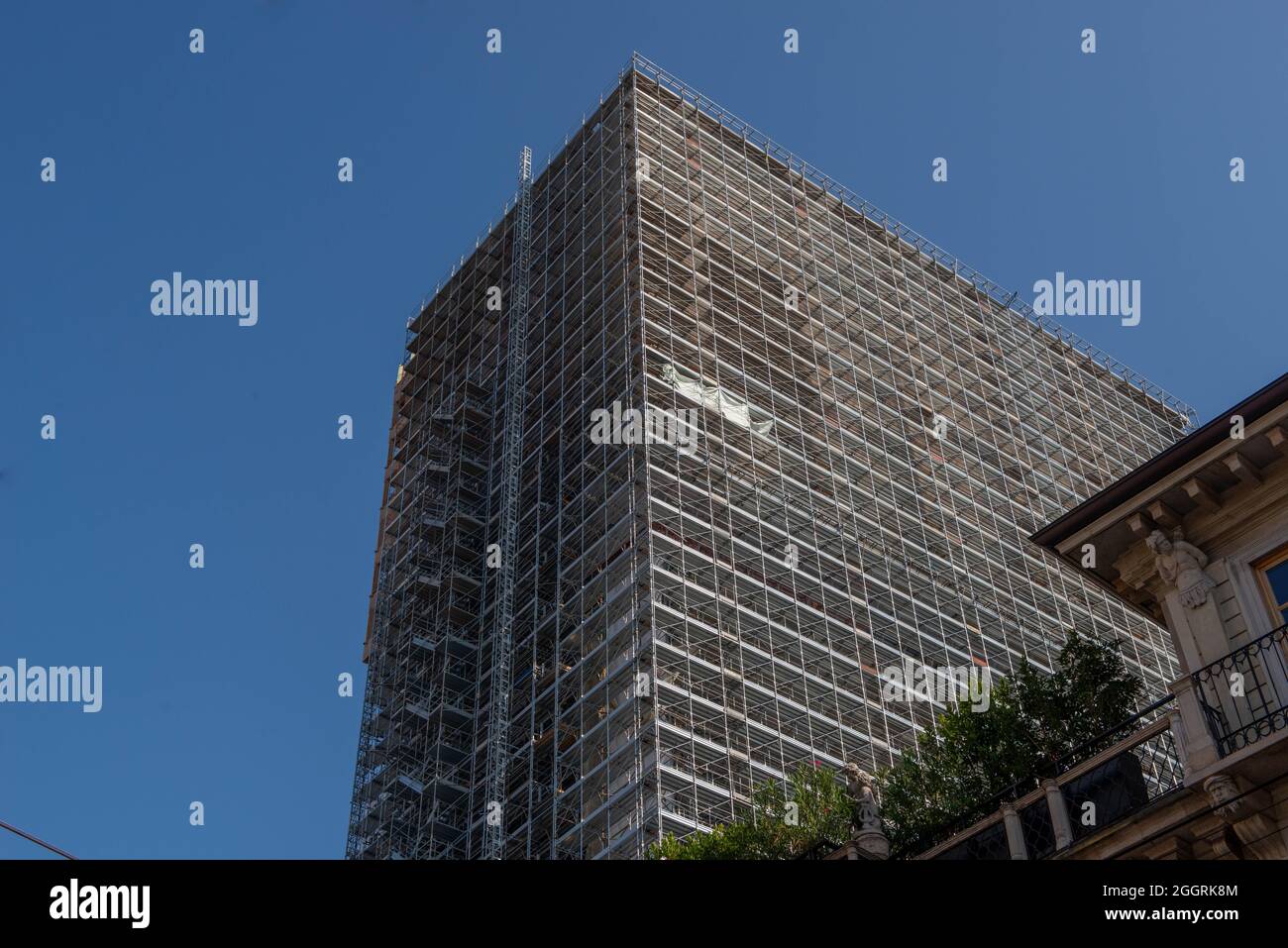 Metal scaffolding for skyscraper renovation Stock Photo - Alamy