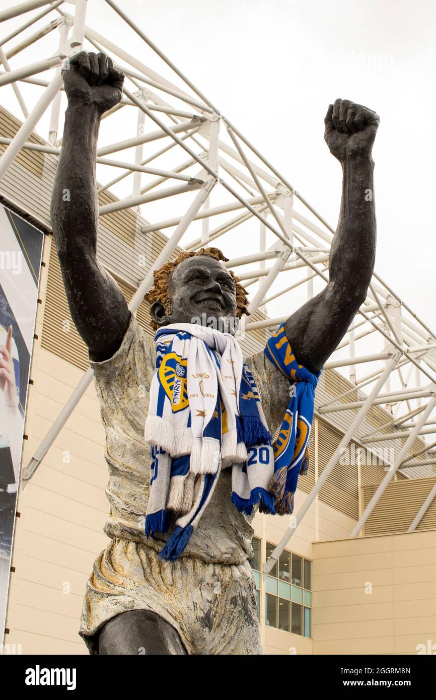Billy bremner memorial statue hi-res stock photography and images - Alamy