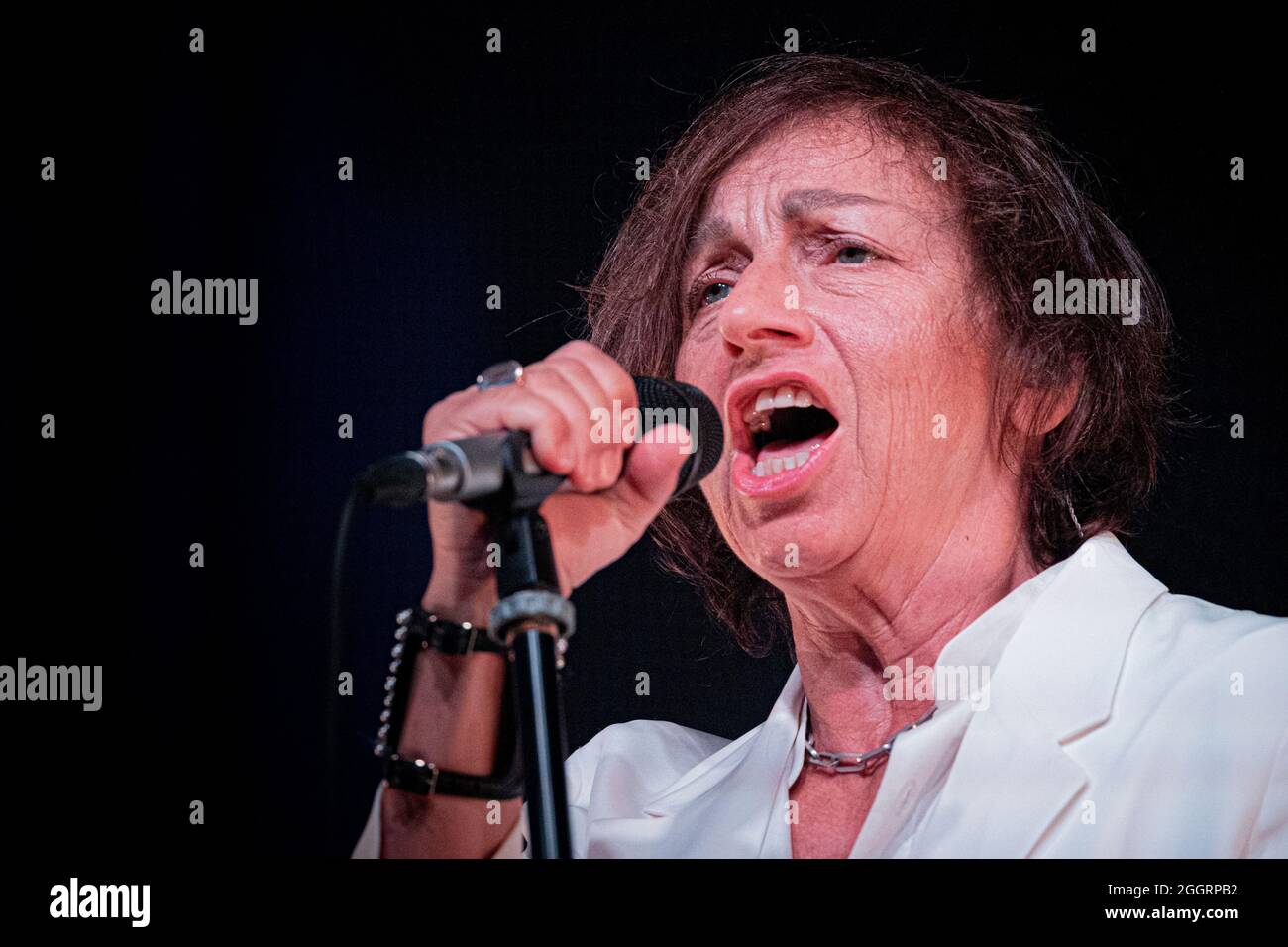Canta cantante canta voce cantante hi-res stock photography and images ...