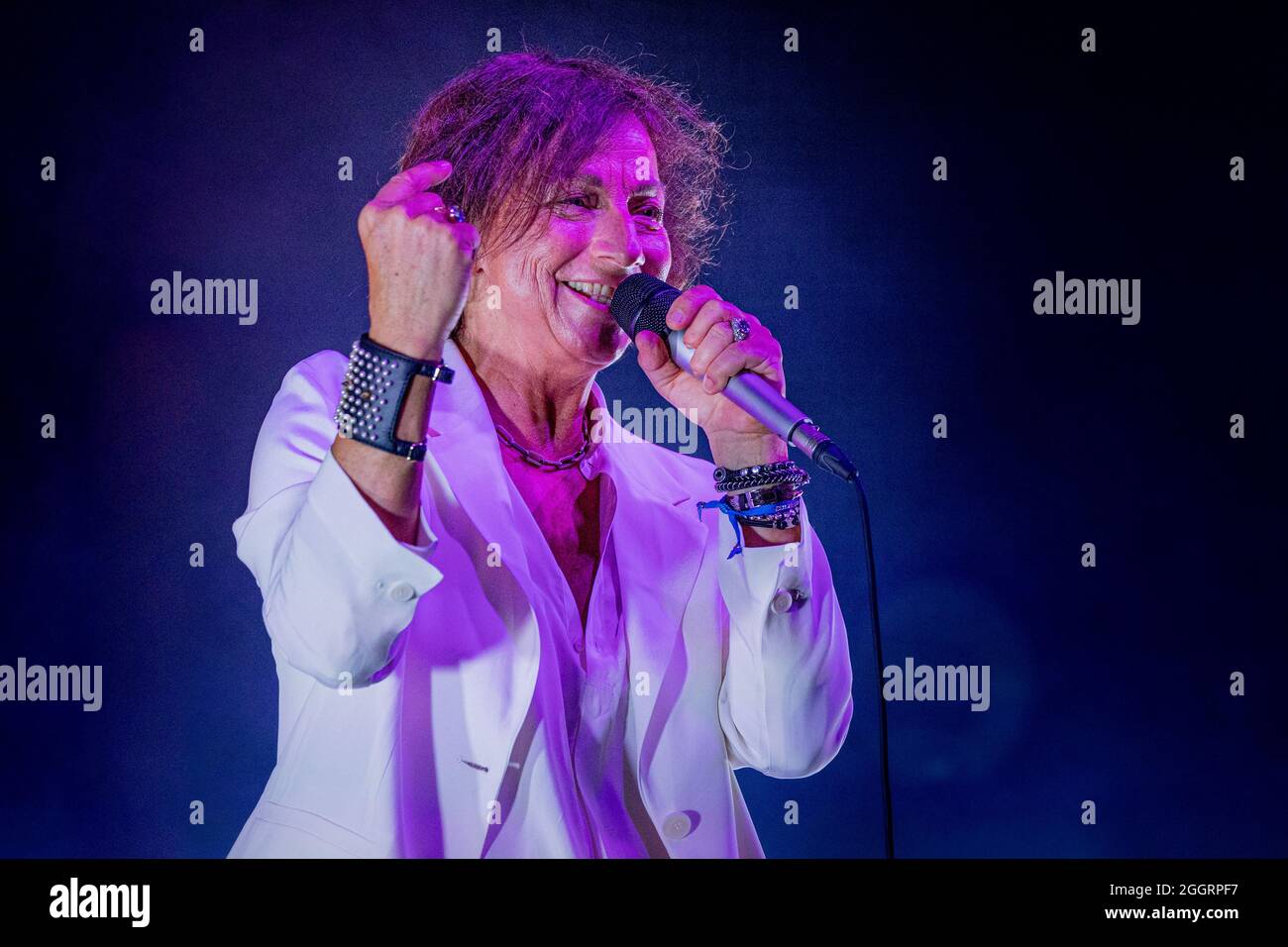 Canta cantante canta voce cantante hi-res stock photography and images ...