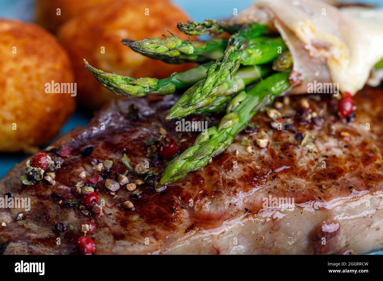 Steak With Asparagus Stock Photo - Alamy
