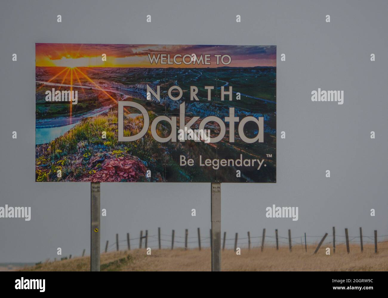 Entering North Dakota Sign at the state line Stock Photo - Alamy