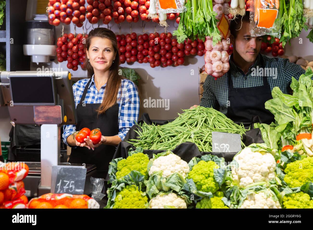 Grocery female employee selling hi-res stock photography and images - Alamy