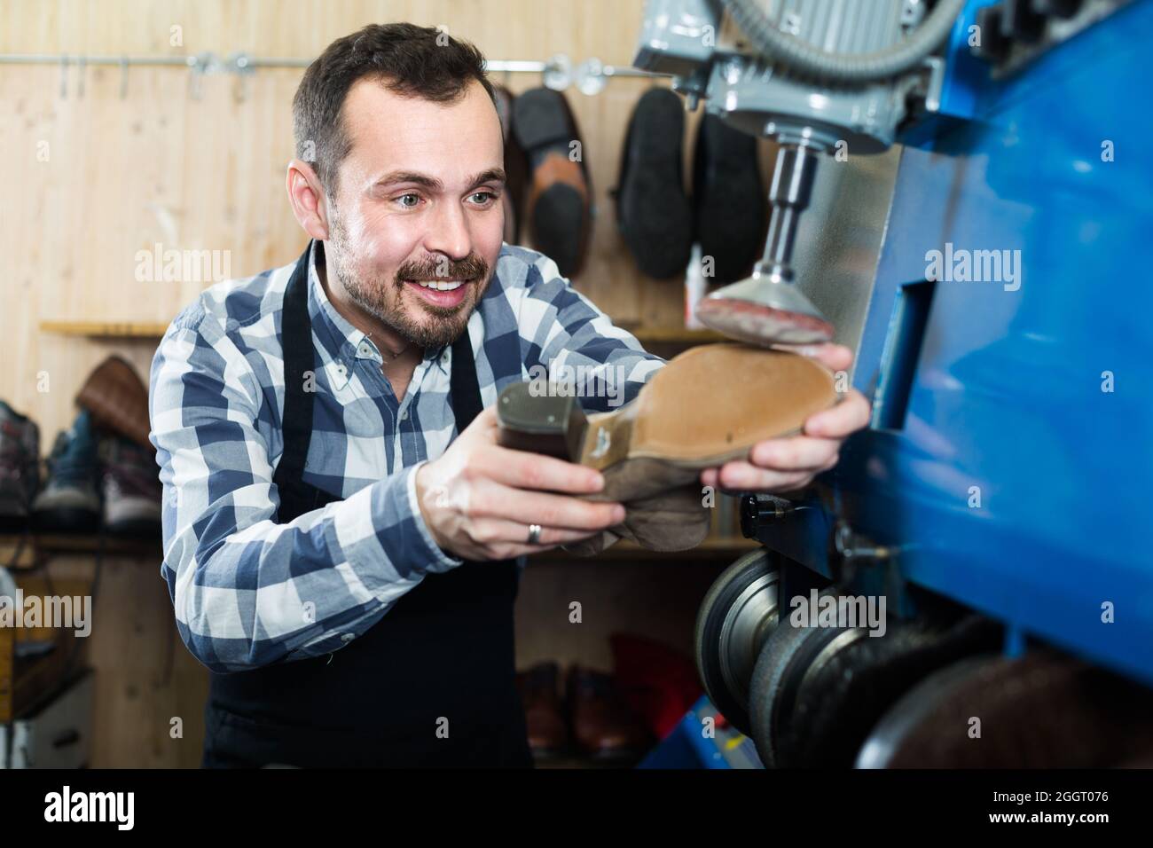 Fixing shoes hi-res stock photography and images - Alamy