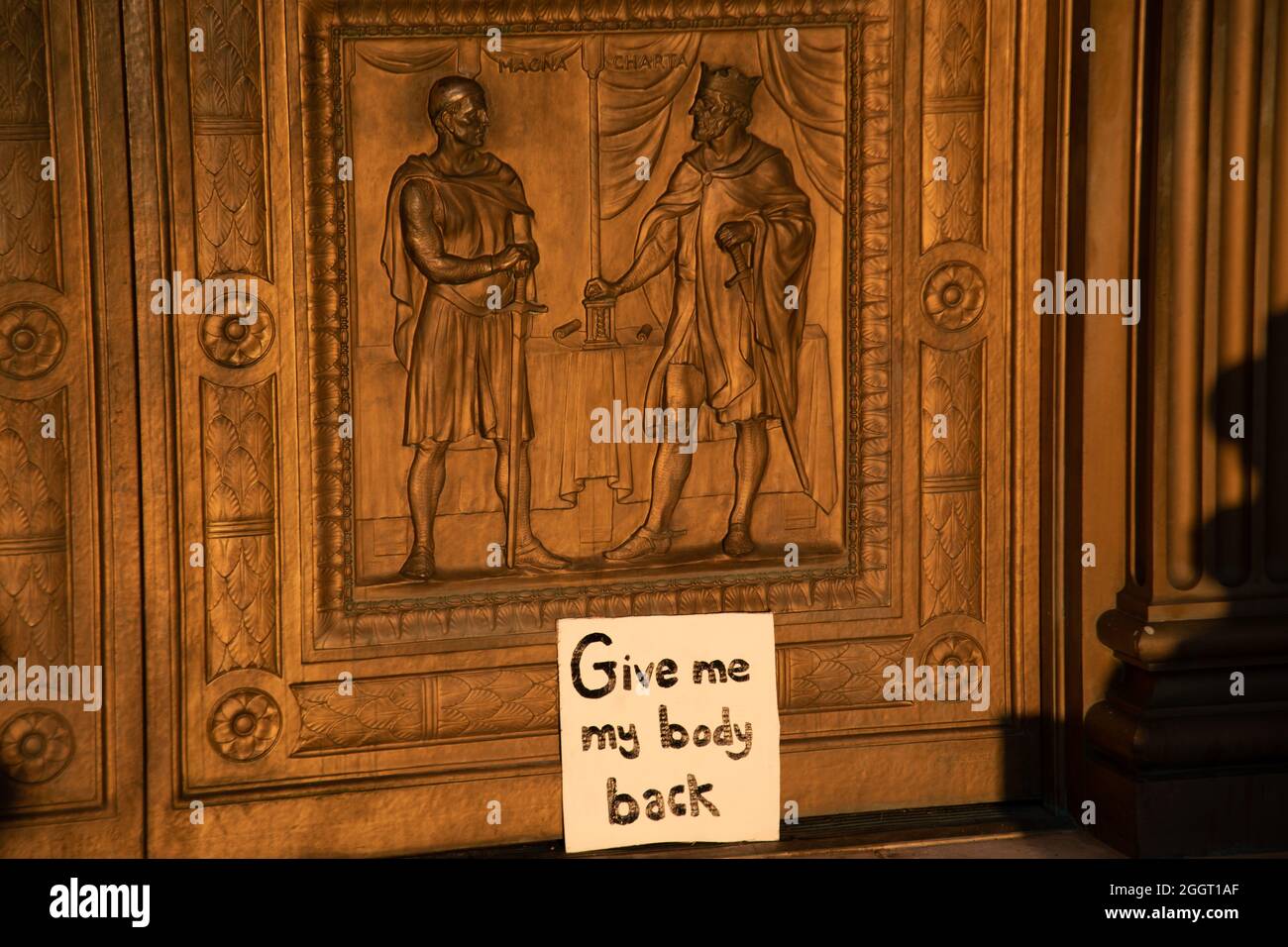 Supreme courts doors hi-res stock photography and images - Alamy