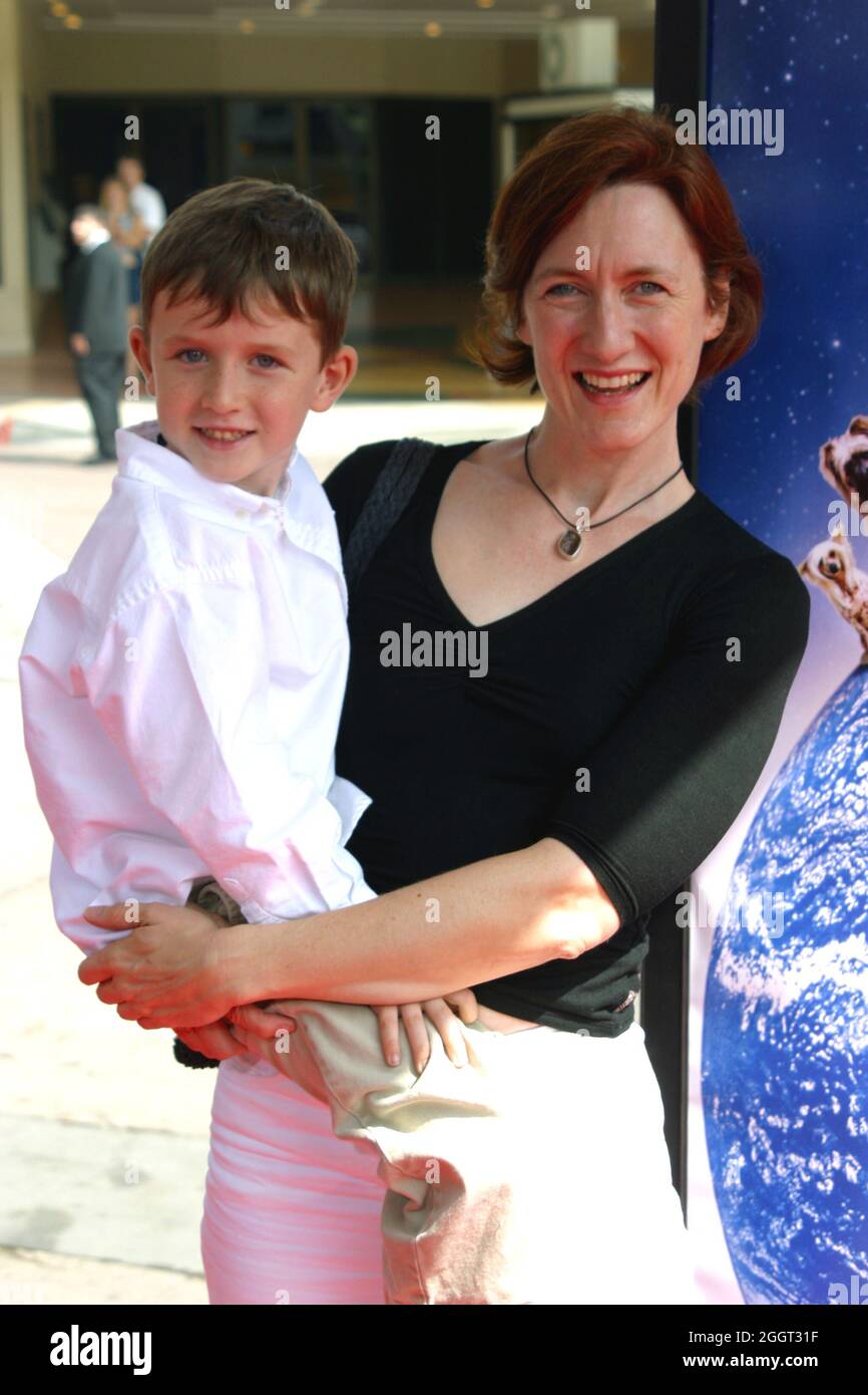 Lisa Henson 10/04/03 GOOD BOY! at Mann Village Theatre, Westwood Photo ...