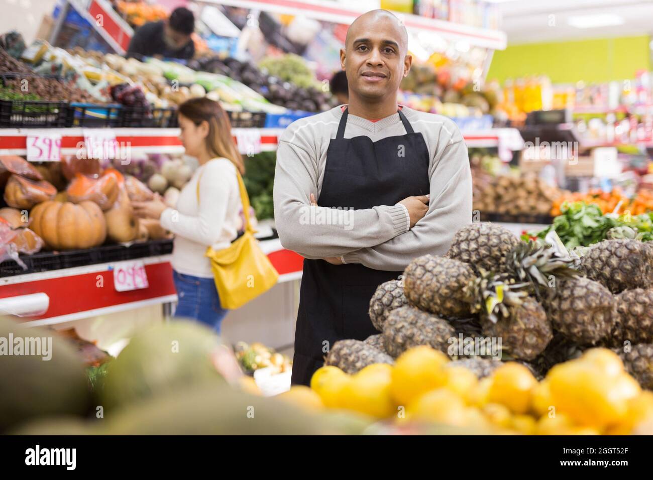 Spanish supermarket worker hi-res stock photography and images - Alamy