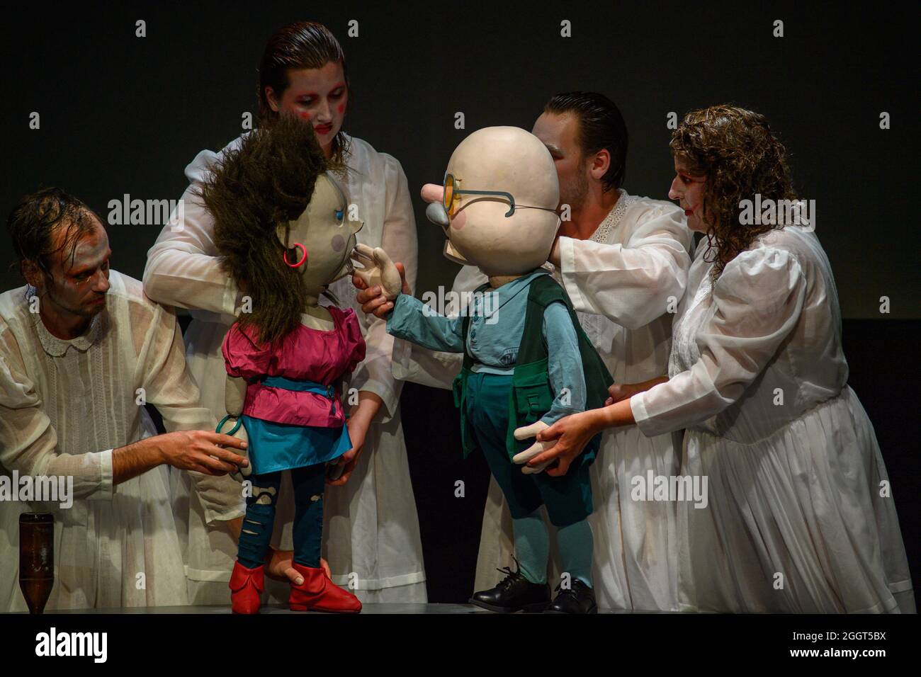 Magdeburg, Germany. 02nd Sep, 2021. Leonhard Schubert (l-r) and Linda ...