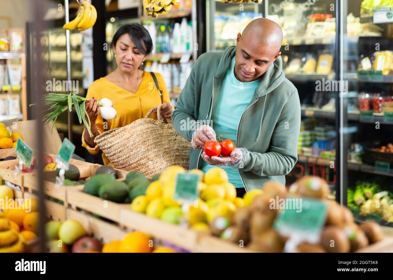 Family couple purchases vegetables hi-res stock photography and images ...