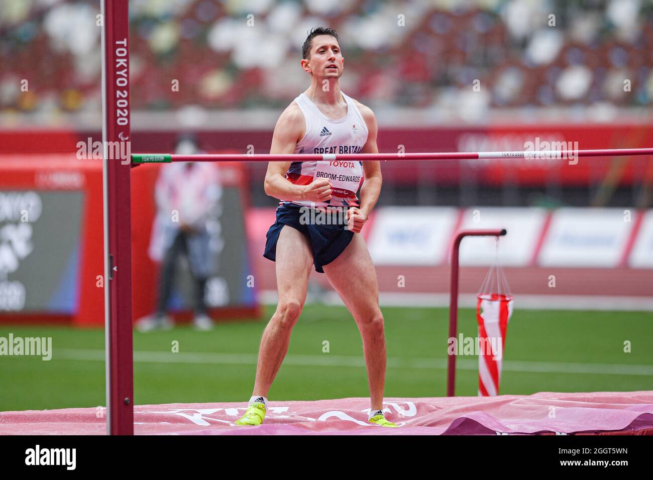 Jonathan edwards competes in the triple jump hi-res stock photography ...