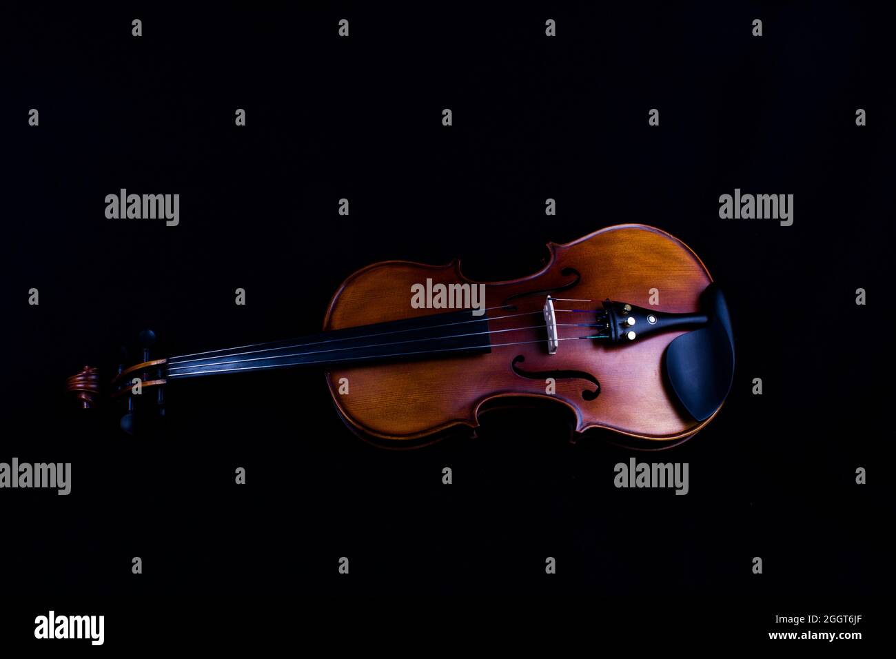 VIOLIN IN BLACK BACKGROUND Stock Photo - Alamy