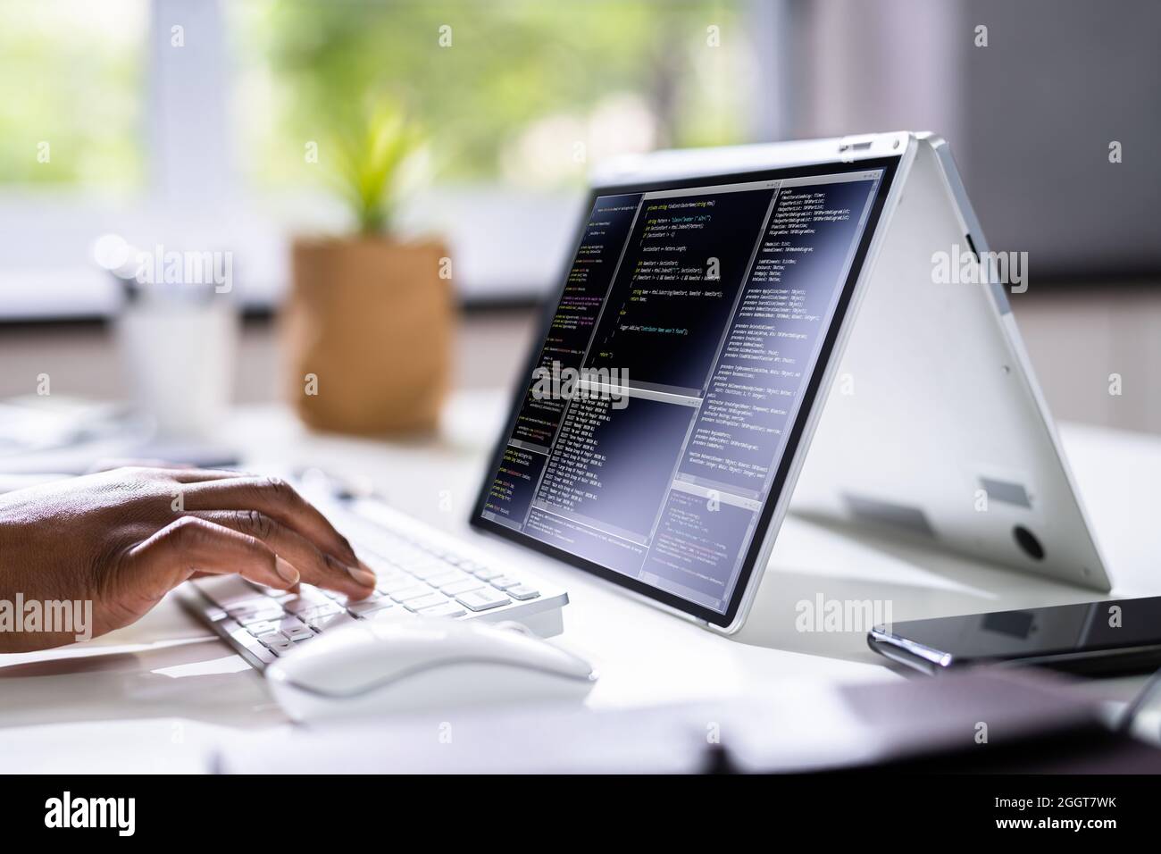 Coder black woman hi-res stock photography and images - Alamy