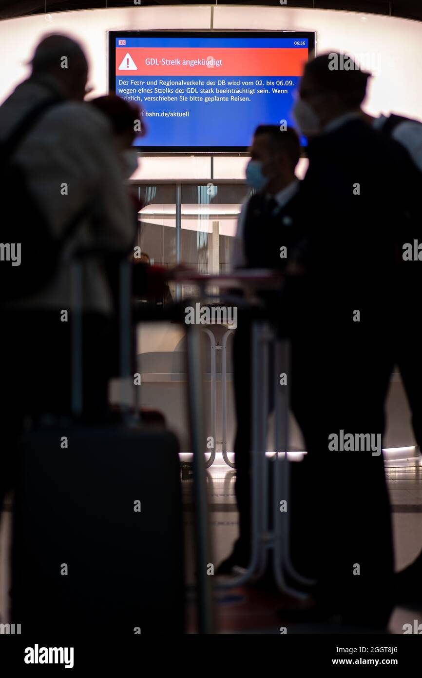 Display board deutsche bahn train hi-res stock photography and images ...