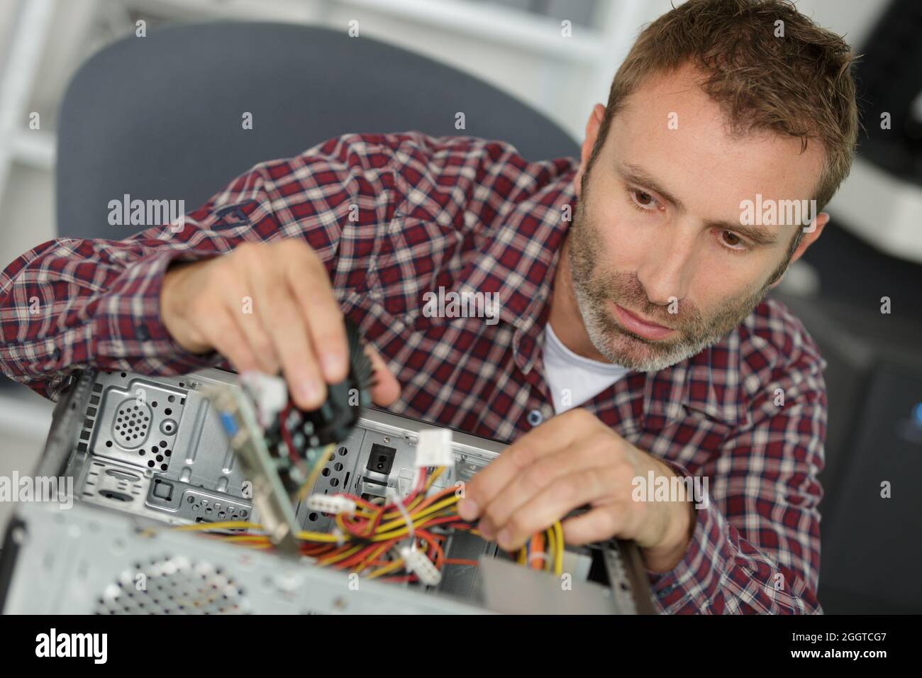 man fixing a pc at home Stock Photo - Alamy