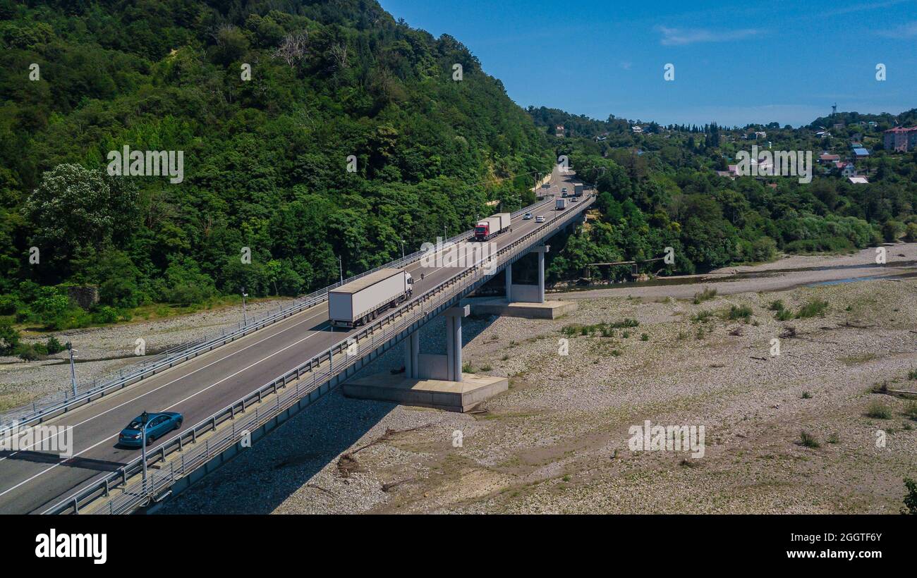4k aerial view overhead bridge hi-res stock photography and images - Alamy